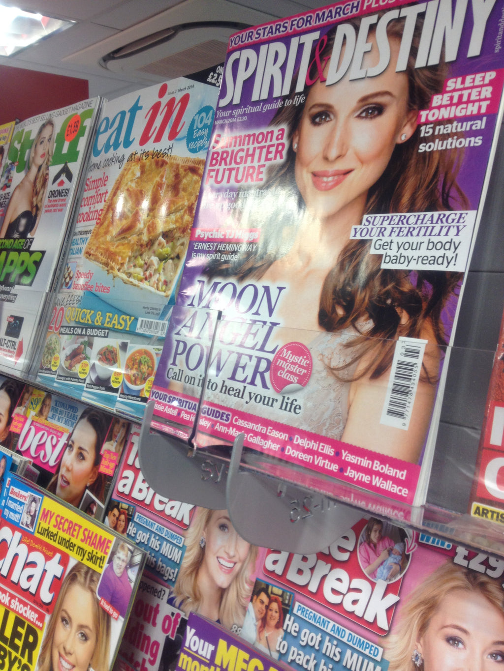 Newspapers & magazine display - HL POS Centre